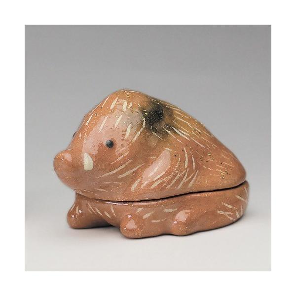 【楽入窯より直送】楽入窯の商品は同梱でお届けいたします。別の窯元の商品は別送料となります。定番の赤楽炭火窯変の香合でございます。イノシシによく似合います。【サイズ】7.6cm ×4.5cm×高4.8cm木箱入　【ご注意】在庫切れの場合、納品...