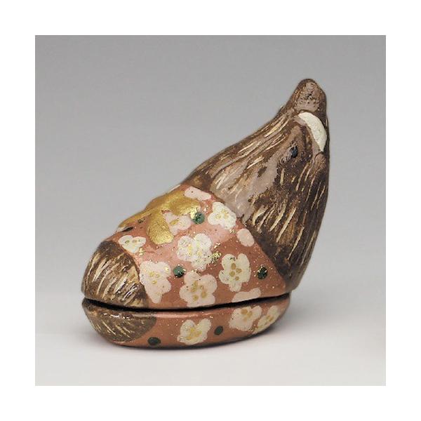 【楽入窯より直送】楽入窯の商品は同梱でお届けいたします。別の窯元の商品は別送料となります。上を向いた縁起の良いイノシシがかわいい梅の衣を着ています。【サイズ】6.0cm ×3.7cm×高5.5cm木箱入　【ご注意】在庫切れの場合、納品までお...