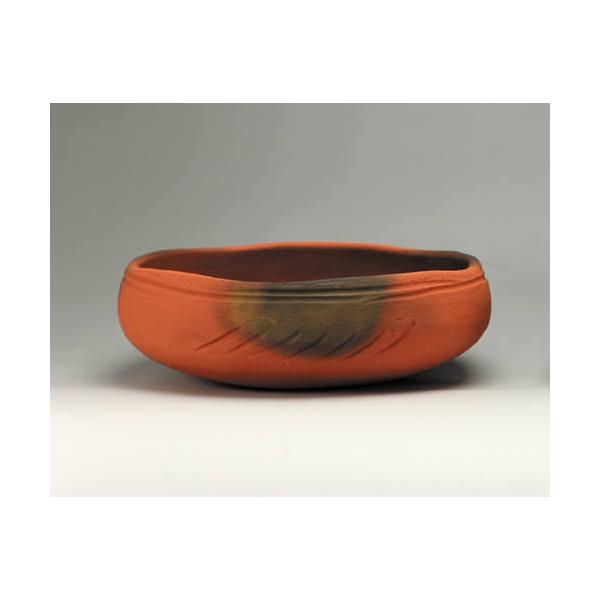 定番の炉用素地灰器の赤です。黒い炎跡がついています。  【サイズ】　径   20.3cm×高6.3cm 　　　　　　木箱入り  　【ご注意】在庫切れの場合、納品までお日にちを頂戴する場合がございます。 その際にはご注文承り後、当店からご連絡...