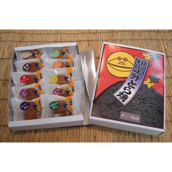 想定外どら焼きは、その名のとおり遊びがいっぱいです！ まず、どら焼きの大きさはお子様や女性向きに少し小振りの直径６センチ 中身は ●小豆粒餡 ●さつまいも餡 ●焼き栗餡 ●ブルーベリー餡 ●カボチャ餡 ●青りんご餡 ●アーモンド餡 ●カスタ...