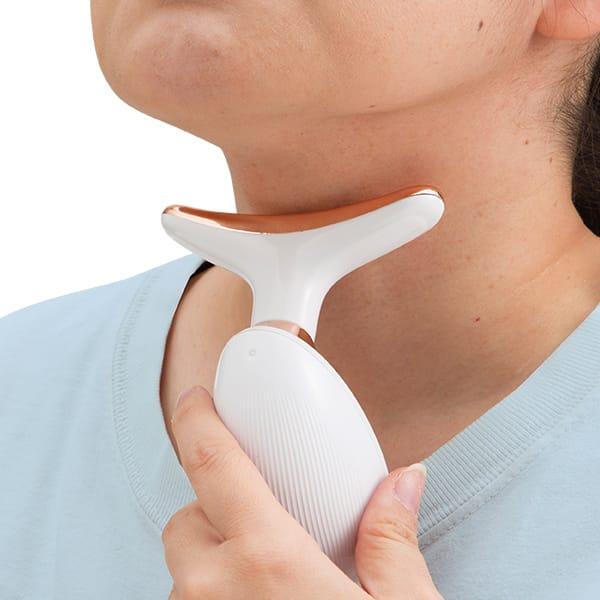 ●送料：660円（通常）振動ケアで「老けたるみ」にバイバイ！●(約)／縦12×横8.9×厚さ4.7cm、57g(電池含まず)●ABS樹脂●電源／単4乾電池×2(別売)●中国製※使用感・仕上がりには個人差があります。[10085]