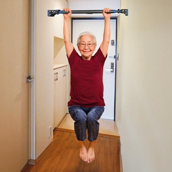 ●送料：880円（通常）ぶら下がるだけ！正しい姿勢をキープして健康に！●(約)／幅4.8×高さ7.2×長さ75〜96cm、1.7kg●中炭素鋼・PVC●耐荷重／約200kg●中国製[10087]