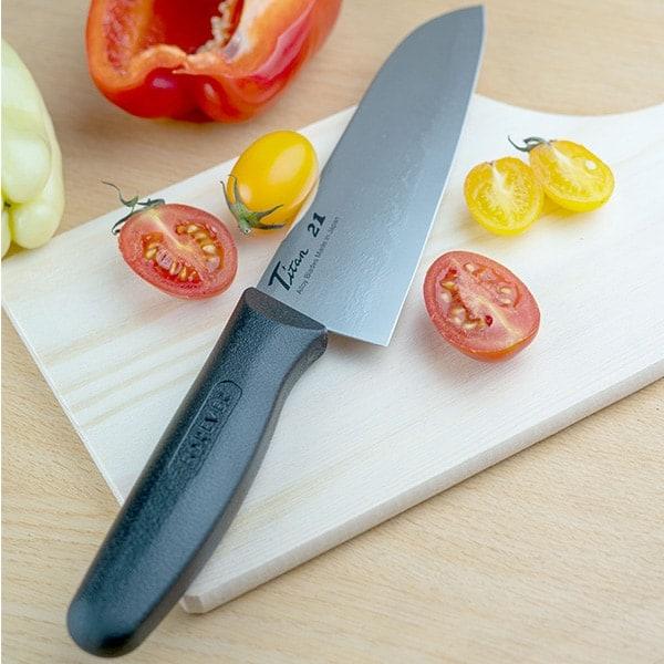 ●送料：660円（通常）世界オンリーワンの特許製造技術で作られた抗菌チタンハイブリッド包丁【セット内容】銀チタン三徳包丁16cm、銀チタン小型包丁12cm、ダイヤモンドシャープナー、抗菌まな板＜銀チタン三徳包丁16cm＞【サイズ・重量（約）...