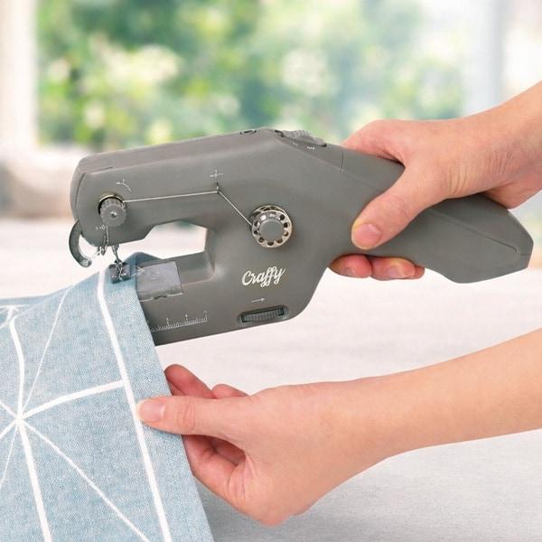 ●送料：660円（通常）「持って」も「置いて」も使えるコンパクトミシン！●(約)／幅24×奥行6×高さ10cm、380g●ABS樹脂・スチール・POM・ステンレス●電源／AC100-240V(50／60Hz)または単3乾電池×4(別売)●コ...