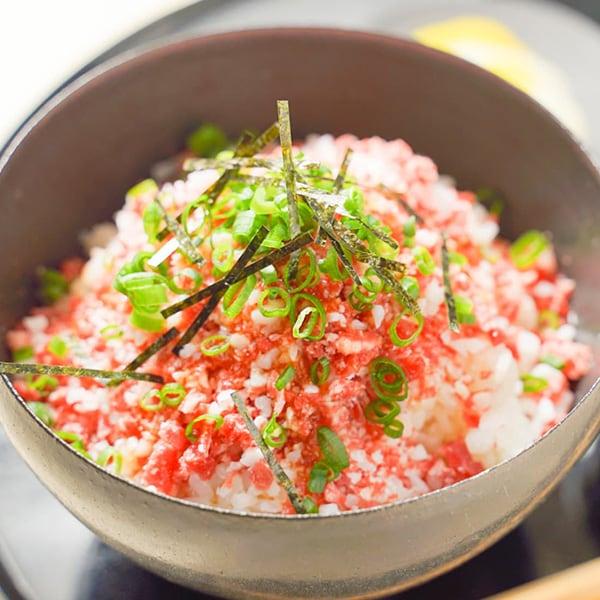 ●送料：1100円（冷凍便でのお届け、送料は別途頂きます）北海道産牛肉をフレーク状にして和牛脂を合わせました。●セット内容／280g×2袋●原材料／牛肉(北海道産)、和牛脂、食塩／発色剤(亜硝酸Na)●賞味期限／製造日から冷凍6カ月●加工地...