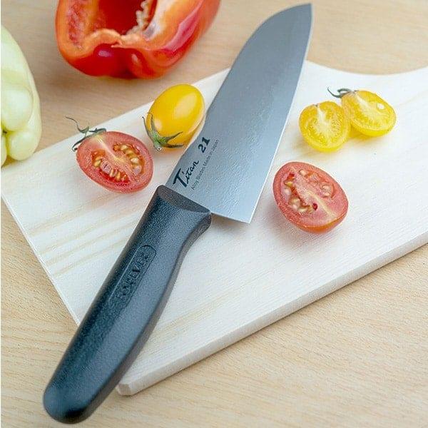 ●送料：無料（通常）世界オンリーワンの特許製造技術で作られた抗菌チタンハイブリッド包丁【セット内容】銀チタン三徳包丁16cm、銀チタン小型包丁12cm、折り畳みナイフ13cm、ダイヤモンドシャープナー、抗菌まな板(おまけ)＜銀チタン三徳包丁...