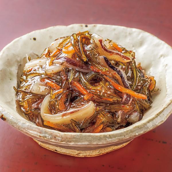 ●送料：1100円（冷凍便でのお届け、送料は別途頂きます）肉厚な刺身用いかの食感が楽しめる！●セット内容／300g×4袋●賞味期限／製造日から冷凍9ヵ月●加工地／日本●原材料／調味いか（いか、大豆たん白、食塩）（国内製造）、にんじん、植物性...