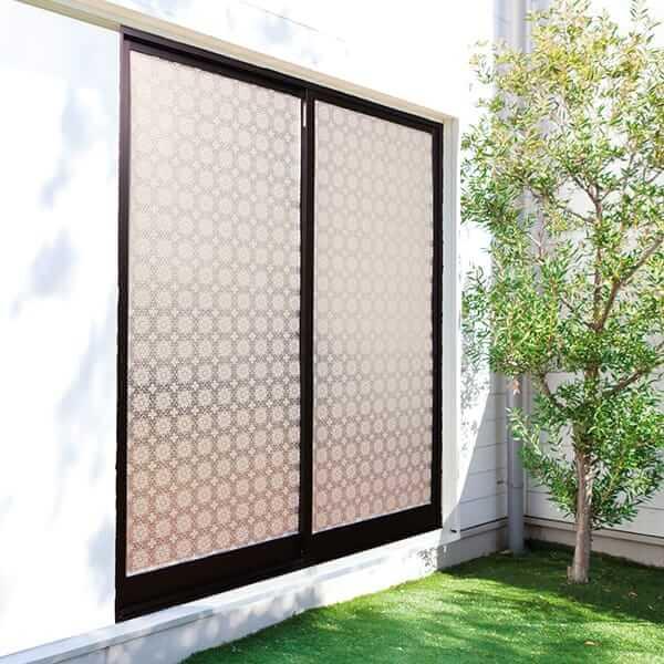 ●送料：880円（通常）賢く節約！貼るだけの結露・冷気対策！●1枚(約)／幅90×長さ180×厚さ0.4cm●＜本体＞ポリエチレン・ポリエステル、＜粘着剤＞アクリル系、＜保護フィルム＞ポリエステル●日本製[10086]