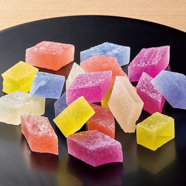 ●送料：880円（通常）外はシャリッと中はプルッカラフルな和菓子。●セット内容／100g×6個●賞味期限／製造日から常温3ヵ月●加工地／日本●原材料／砂糖（国内製造）、水あめ、寒天、あまおう果汁（あまおう（福岡県産））、ブルーベリー（国産）...