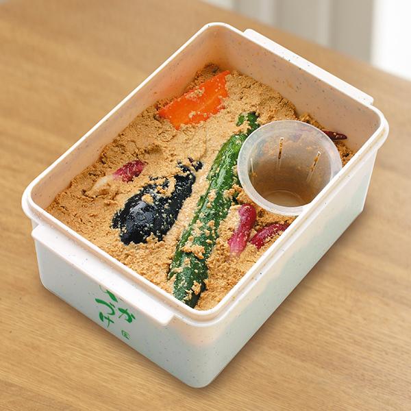 ●送料：660円（通常）軽くて使いやすい冷蔵庫用のぬか漬けセット！●(約)／幅23×奥行15×高さ10cm、260g●満水容量／約2.4L●＜本体、水抜き容器＞ポリプロピレン、＜蓋＞EVA樹脂、＜プレート＞鉄●取扱説明書付●日本製[10084]