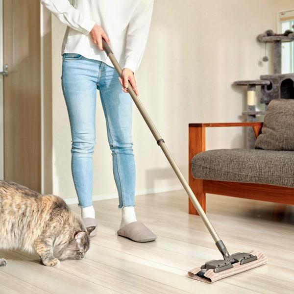 ●送料：880円（大型商品のため、送料は別途頂きます）水分も油分もしっかり掴んで拭き取るパワフルモップ●(約)／幅27×奥行10.5×高さ79.5〜135cm、814g ●中国製[1008502]