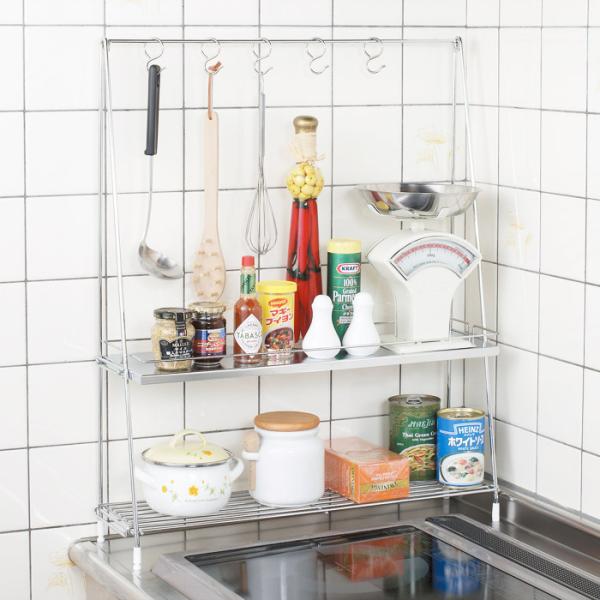 ●アジャスター付なので、安定して置けます■サイズ：550×150×670mm■重量：約 2.2kg■耐荷重：ワイヤー棚：2kg / プレート棚 2.5kg フック 5 個で１kg■材質：本体：フック・スチール（クロームメッキ）/ アジャスタ...