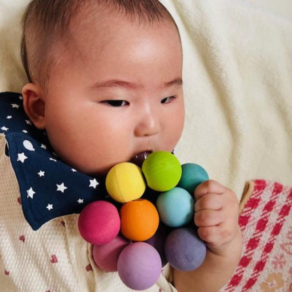 指を絡ませて遊び、不思議そうにじっと自分の手の動きを見つめる赤ちゃん。何度も試すように繰り返しながら、見えている手足が自分の身体の延長であることがわかってきます。ふとおもちゃに触れたり握ったり、口に入れてみることで、「もの」の存在に気づきだ...