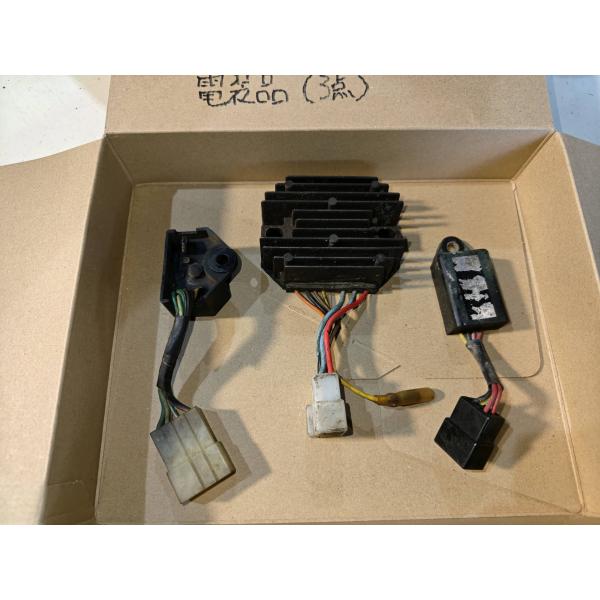 油圧ショベルに搭載されていた電装品です。リレーとカーレントリミッター等です。12V仕様です。