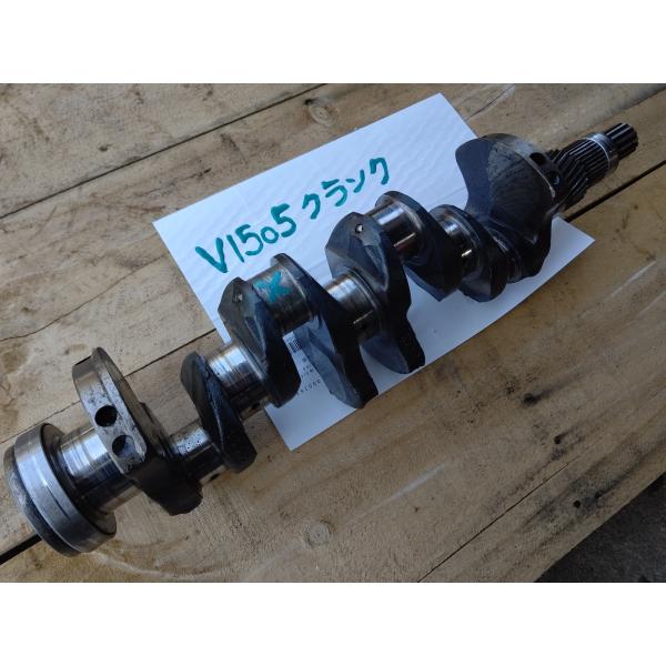 クボタ製　V1505型ディーゼル4気筒エンジンのクランクシャフト搭載機種はＫX027型油圧ショベルです。※X印箇所焼き付きあります。送料込みの価格です。☆別途費用をいただきますが、修正加工も可能です。修正加工をご希望の場合は質問・お問い合わ...
