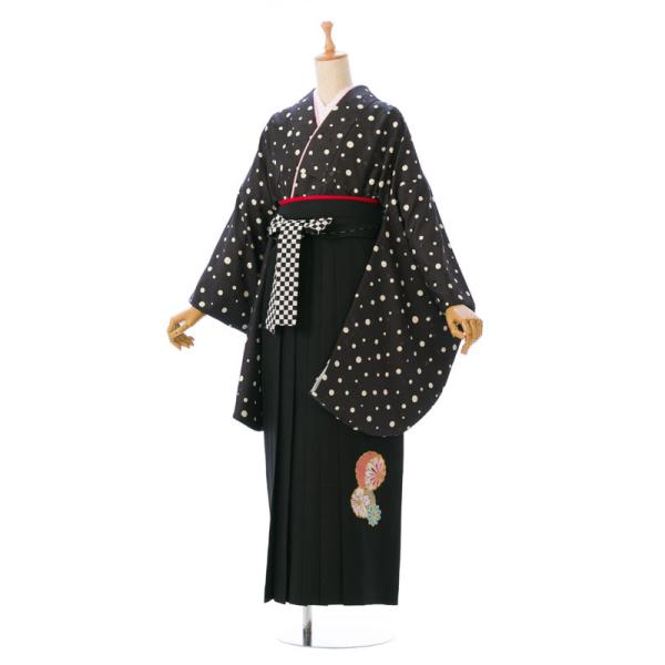 ☆卒業袴　レンタルセット☆【対応身長・洋服サイズ】■草履使用:158cm〜163cmくらい　■洋服サイズ：7号〜13号くらいまで■色/柄　着物:黒地 桜地紋 白水玉文様  袴:黒地刺繍入■表地　着物/袴：ポリエステル【ご用意頂く物】補正用タ...