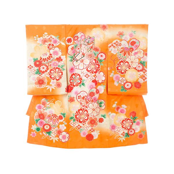 〔産着レンタル〕フルセット■色/柄　  オレンジぼかし地 御所車 鞠に桜菊梅■生地　　表地：化繊　裏地：化繊■付属品　　着物＋長襦袢、帽子、よだれかけ、お守り簡単な着せ方のマニュアル※小物類の色柄形は、e-きものレンタルスタッフがコーディネ...