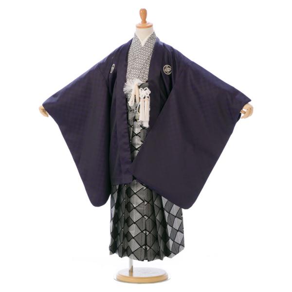 七五三　着物レンタル 7歳 男児大きめサイズの5歳さんにもお薦め3歳・5歳サイズのお揃いあります羽織:紫濃淡　市松着物:グレーウロコ袴:黒×シルバー松皮菱■生地：化繊■羽織丈:約65cm　袖丈:約57cm　裄:約54cm　着物丈:78cm　...