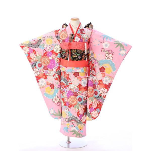 七五三レンタル　女児7才　キュートなピンク地にレトロな古典柄 ■着物色/柄：ピンク地　松竹梅　四季花　古典吉祥文様　　■生地：化繊　■身丈：約134cm 裄:52cm 袖丈:約75cm　  ■対応身長　110〜123cmくらい<付属品...