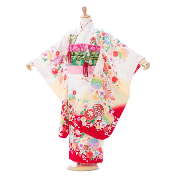 七五三レンタル　女児7才　白地にクリームと赤のきれいなぼかし着物：白　クリームと赤ぼかし　古典吉祥文様■表地/裏地：ポリエステル100％　■裄：52ｃｍ　着丈：133ｃｍ　袖丈：76ｃｍ■対応身長：110ｃｍ〜123ｃｍ<付属品　七五...