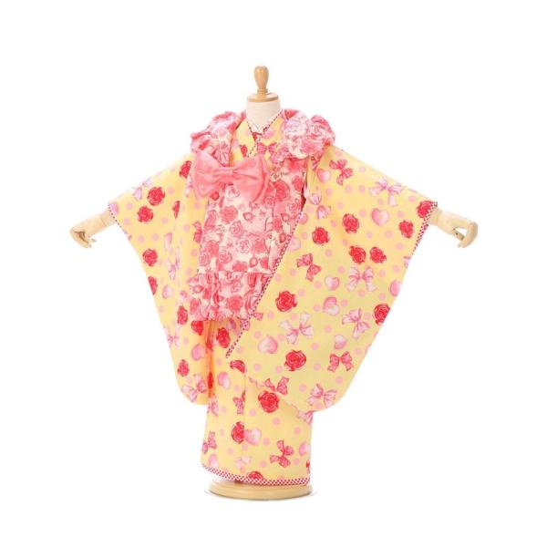 七五三レンタル　女児3歳[mezzo piano]　人気ブランド被布：ピンク　薔薇　リボン着物：イエロードット　薔薇　リボン■表地/裏地：ポリエステル100％■着丈：76ｃｍ　裄：41ｃｍ　袖丈：57ｃｍ　被布丈:44ｃｍ■対応身長:90ｃ...