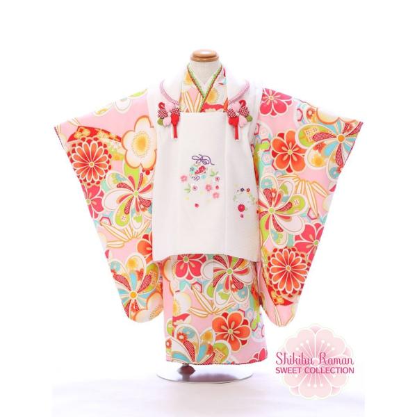 式部浪漫　スウィートコレクションキュートな色づかいと絵柄でコレクションのたび大人気のブランドです被布：白　鈴に桜刺繍着物：ピンク　ねじり梅　菊■着丈約75cm　裄約41cm　被布丈約50cm■対応身長　90cm〜100cmくらい<付属...