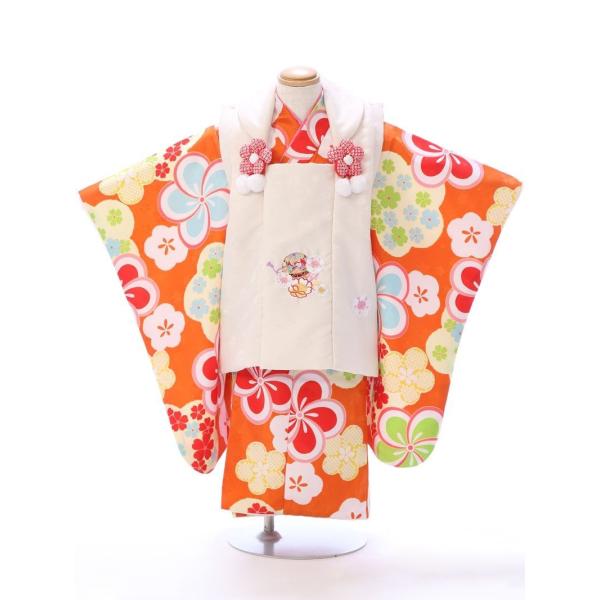 七五三レンタル　女児3歳■被布：白系　鞠に桜刺繍■着物：オレンジ系　ねじり梅に小花　■表地/裏地：ポリエステル100％■着丈：約76cm　裄：約43cm　袖丈：57cm■対応身長：約90cm〜100cmぐらい<付属品　七五三　女の子3...