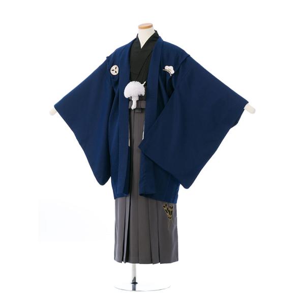 ☆ジュニア袴　レンタル☆卒業の晴れの日には紋付き袴姿で、思い出に残る1日に!!■対応身長:150〜155cm（約）羽織・着丈:83 裄:66 袖丈:56 袴丈:84（cm）※肩上げ済■色・柄羽織:紺　刺繍紋着物:黒袴:グレー刺繍入り■生地　...