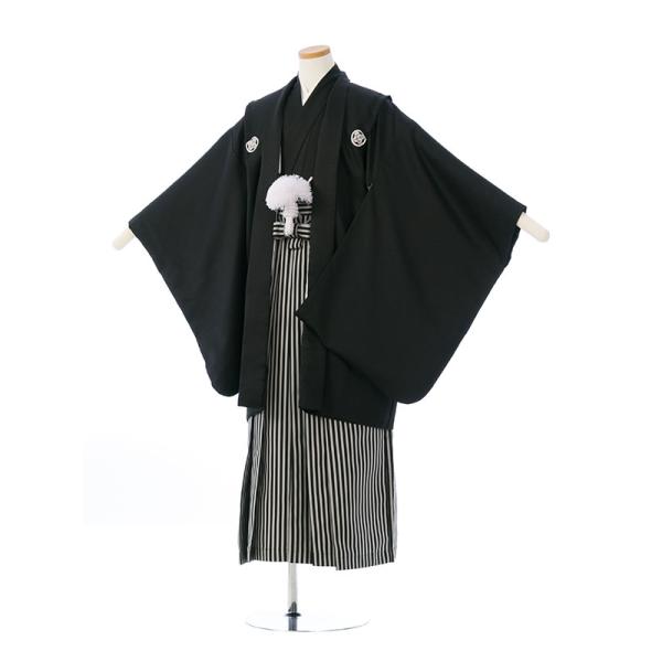 ☆ジュニア袴　レンタル☆卒業の晴れの日には紋付き袴姿で、思い出に残る1日に!!■対応身長:145〜150cmくらい（約）羽織・身丈:81 裄:63 袖丈:57 袴丈:80（cm）※肩上げ済■色・柄羽織:黒紋付き着物:黒袴:縞袴■生地　化繊 ...