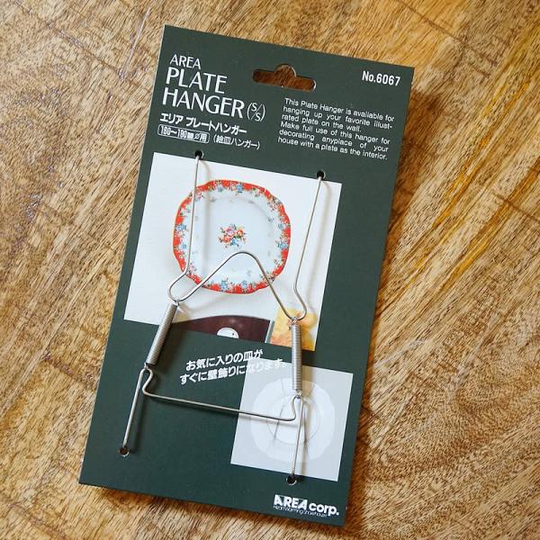【商品番号】0140056【商品名】エリアプレートハンガーSS 【サイズ】幅80×奥行き20×高さ150mm　絵皿直径約160から190mm用 【耐荷重】400g 【コメント】大きな皿も個性的に飾れます。お気に入りの絵柄のお皿の裏側からとり...