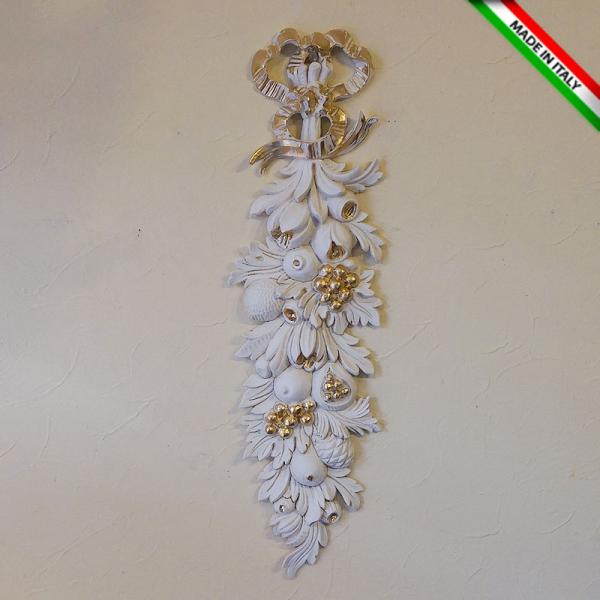 【商品番号】0160292【商品名】壁飾り(ホワイト) 【サイズ】W590×D30×H230mm 【素材】樹脂製 アンティークホワイト塗装  【コメント】クラシックタイプの装飾レリーフでアンティークホワイトとポイントのゴールドがエレガント！...