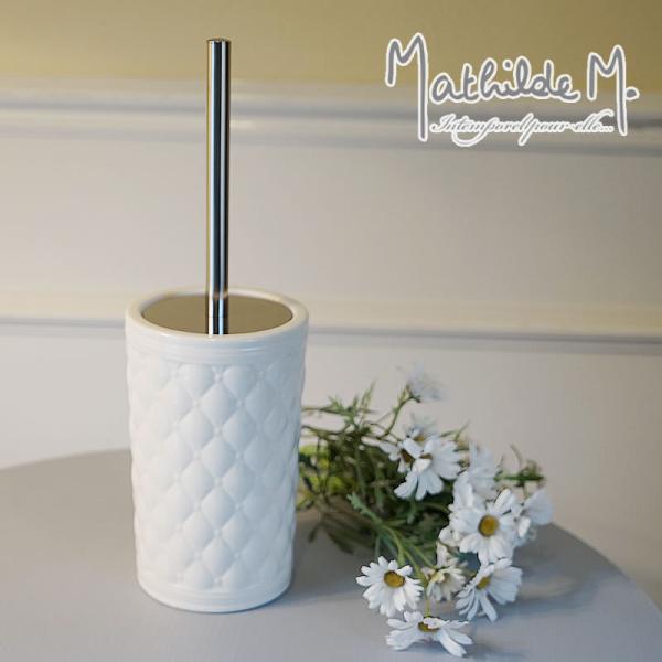 【商品番号】0260330【商品名】マチルドエム トイレブラシ＆ホルダー ホワイト 【サイズ】幅  12×奥行 12×高さ 38cm（単位はセンチ） 【素材】陶器・ステンレス 【コメント】フランスより輸入しました「Mathilde M」マチ...