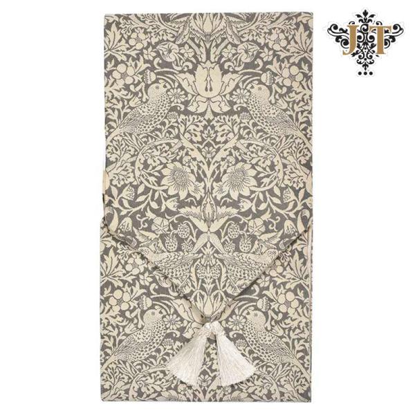 【商品番号】0570485【商品名】ジェニファーテイラー テーブルランナー 230 布 いちご泥棒柄【サイズ】幅 30 × 長さ 230 cm（単位はセンチ）【材質】ポリエステル、コットン【いちご泥棒とは？】ウィリアムモリスの描いた1883...