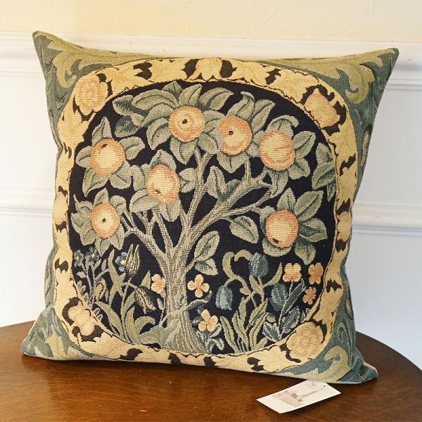 【商品番号】0840151【商品名】METRAX-CRAYE（メトラックス）輸入 クッション ポミエ・リンゴの木（ベルギー製）パンヤ付 【サイズ】幅 46×高さ 46cm（単位はセンチ）【生産国】ベルギー【仕上げ】ゴブラン織り（ジャカード織...