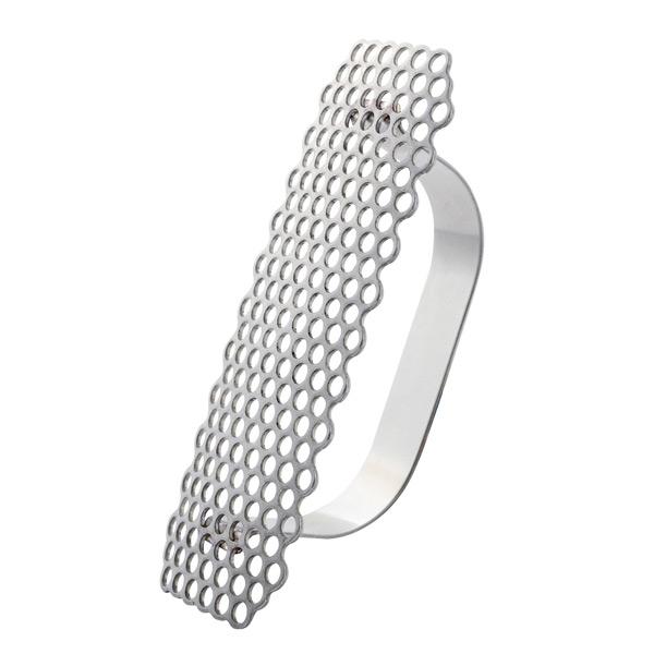 【送料無料】一興 匠ケア かかと撫子 A-76346●本体サイズ：幅9×奥行3.5×高さ3cm　重量20g●材質：ステンレス鋼●原産国：日本●気になるかかとの角質を手軽に落とすことが出来ます●乾燥でひび割れしやすい時期、サンダルを履く機会が...