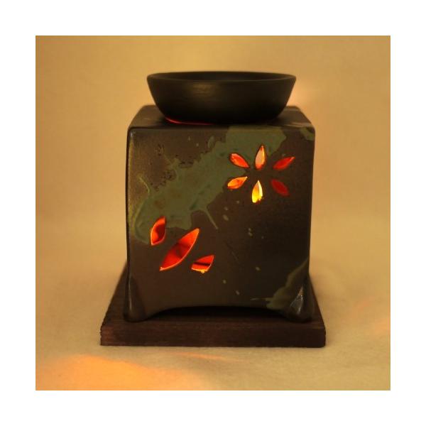 一つ々愛知県常滑焼窯元で手仕上で造られた風情有る茶香炉です。通常のお茶葉をローソクで加熱して発生する香りで気分をリフレッシュ！お茶屋さん店舗に入ると良い香り！っと感じたことございませんか？全く同じような香りが茶香炉で出来ます。お茶のカテキン...