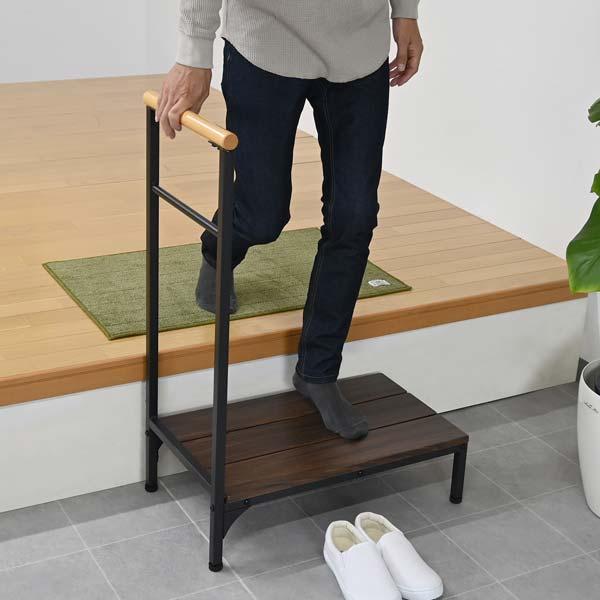 ○カラー：ブラウン○商品サイズ：Ｗ61ＸＤ36ＸＨ88ｃｍ○材質：フレーム：スチール/踏み台：繊維化粧板/手摺り：天然木○商品重量：約4.7ｋｇ○組立式○送料無料(北海道・沖縄・離島は別途送料がかかります)※アウトレット商品の激安販売です。...