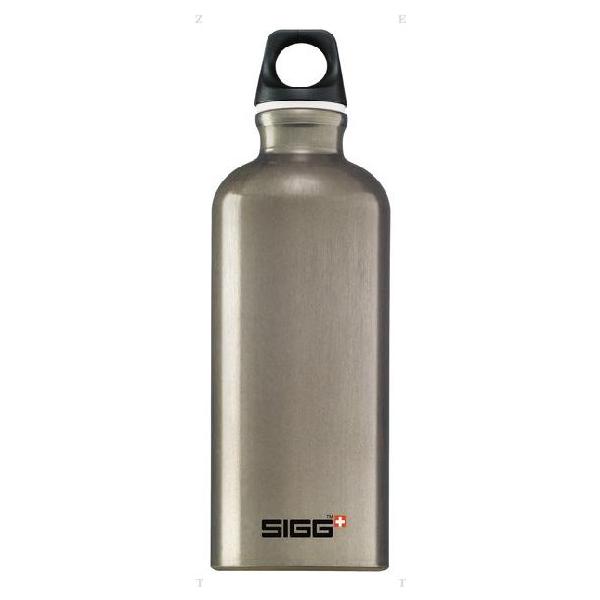 シグ SIGG トラベラー スモークパール 0.6 L  50010　アウトドア　シグボトルは 99.5% の高純度の良質アルミプレートに 600 トンの圧力をかけて成型しています。本体には全く継ぎ目がなく軽量で丈夫です。平均肉厚は 0.6...