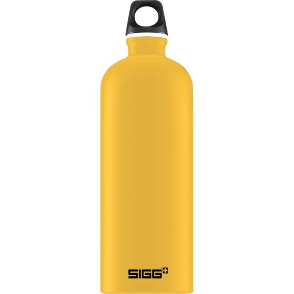 シグ SIGG SIGG トラベラー タッチ マスタード 1.0L  60198　アウトドア　シンプルで使いやすいスクリュー式のトラベラーキャップタイプのボトル。シグボトルは99.5の高純度の良質アルミプレートに600トンの圧力をかけて成型...