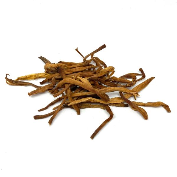 ユリ科のホンカンゾウのつぼみを、燻蒸（くんじょう）処理し乾燥させたものです。燻蒸処理は変色防止のために行います。無添加、無農薬です。硫黄処理はされておりません。金針菜には眠りに関係する天然のメラトニン様物質が多く含まれており、別名「忘憂草（...