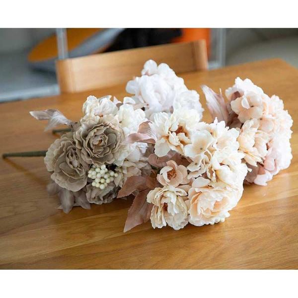 グレーベージュカラーがロマンチックでかわいいフラワーブッシュ＊写真の花器等は撮影用です。■ミックスフラワーブッシュ/ベージュ（造花・未触媒）■サイズ 全長 30cm　φ23cm■材料　ポリエステル／ポリエチレンフェイクグリーンのお店 みんと...