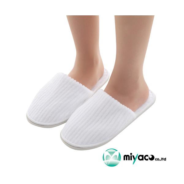 商品コード：2139291１足あたり138.6円 ■ふわふわで履き心地のよい白無地で高級感ある使い捨てスリッパです。 ■ホテルや旅館・エステなどでよくご利用されております。 ■1足ずつビニール包装されています。 サイズ：フリー（27cm） ...