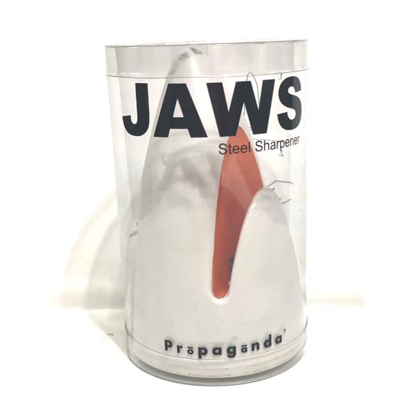 「Propaganda」は、1994年、タイのテレビコマーシャルの製作会社に勤めていたデザイナー2人を含む4人によって設立されました。彼らは、日常生活で使う身近な製品を形に変えていく作業の中で、タイ人が持つ独特の茶目っ気とユーモアのあるもの...