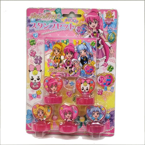 大人気！！「ハピネスチャージプリキュア！」のかわいく、たのしいグッズが好評発売中！こちらは、「スタンプセット」です。メモ付き！いろんなものにスタンプしちゃおう♪パッケージサイズ：W140×H198×D30mm内容：スタンプ/5個、メモ/1冊