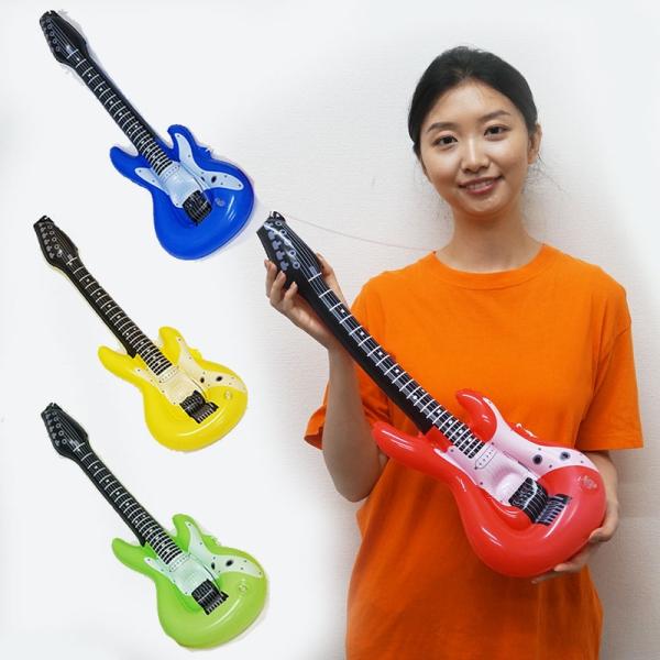 ビニールおもちゃ　エアーエレキギター　11個＋予備1個【商品番号】 No.25827【商品説明】 ビニール素材でできた「エレキギター」デザインの「エアーエレキギター」です。気分はギタリスト！紐が付いているので、、肩から下げて持つことも出来ま...