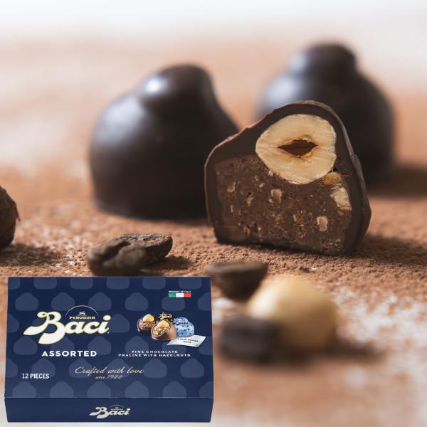 「Baci（バッチ）」のチョコレートは細かく刻んだヘーゼルナッツを使ったクリーミーなジャンドゥーヤに丸ごとヘーゼルナッツを飾り、上質なチョコレートでコーティングした、香り高いチョコレートトリュフ。口どけまろやかなミルクチョコレート、70%カ...