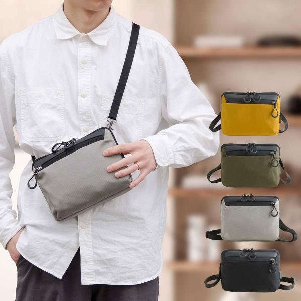 マグネットで簡単にかぶせの開閉ができて、A5サイズの本やノートも収納できる、日常使いにも最適な機能を持ち合わせたバッグです。街歩きや近くへの移動など、１つのアイテムで必需品が手軽に取り出せるシンプルなデザインは、どんな服装にもマッチします。...