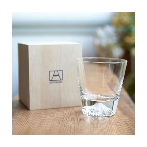 ひとつひとつ手づくりされた江戸硝子のロックグラス。底の富士山は出来る限り本物に近いようにデザインしました。飲み物の色が山肌に反射して、様々な表情の富士山を楽しみながらお使いいただけます。※包装してお届けします- 内容量：1個- 商品サイズ：...