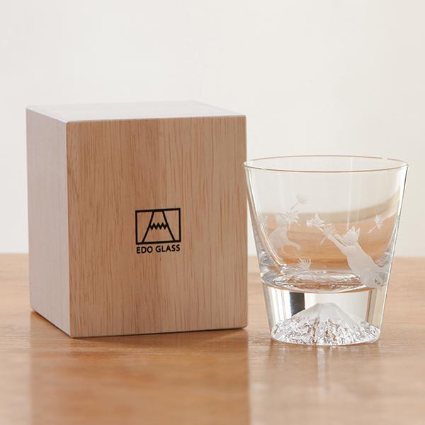 ひとつひとつ手づくりされた江戸硝子のロックグラス。優美な富士の姿と、猫の愛らしい仕草が織りなす和の情景が、飲み物と共に心を癒します。※包装してお届けします- 内容量：1個- 商品サイズ：直径9.2cm×高さ9.5cm- 容量：約270ml-...