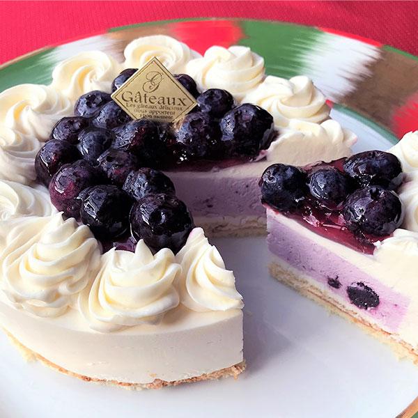 見た目も中身もブルーベリーでいっぱいの豪華なケーキ。自家農園培の有機JAS認証ブルーベリーに新鮮なヨーグルトと国産クリームチーズを使用。幻のリキュール「シャルトリューズ」を加えた、濃厚でありながら、ヨーグルト風味のさっぱりした口どけ。絶品チ...